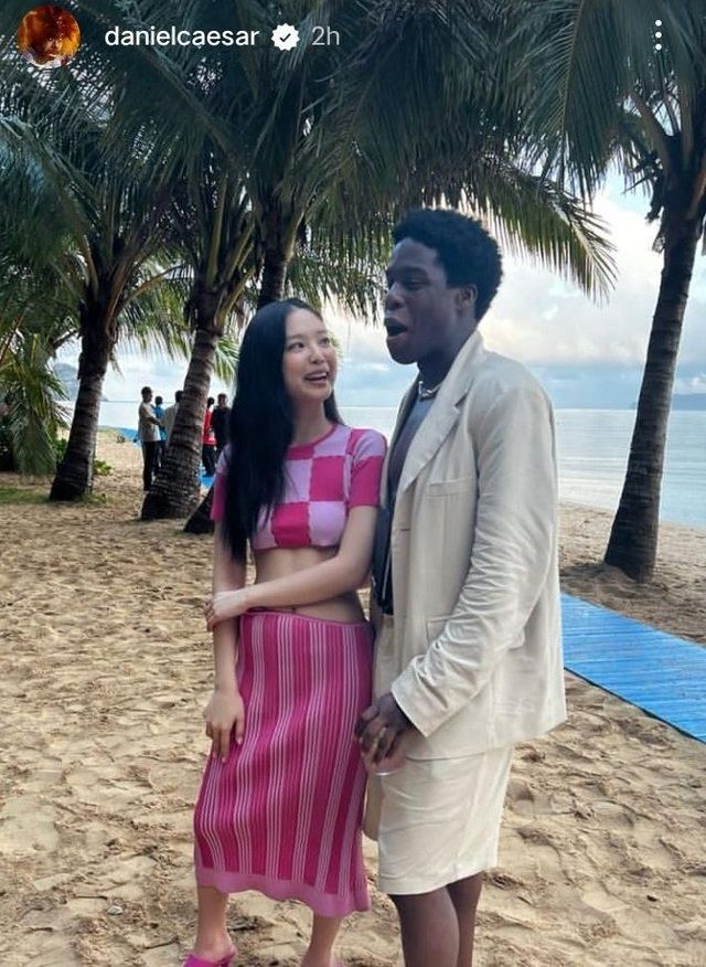 Jennie de BLACKPINK se convierte en traductora para Daniel Caesar durante su concierto en Corea