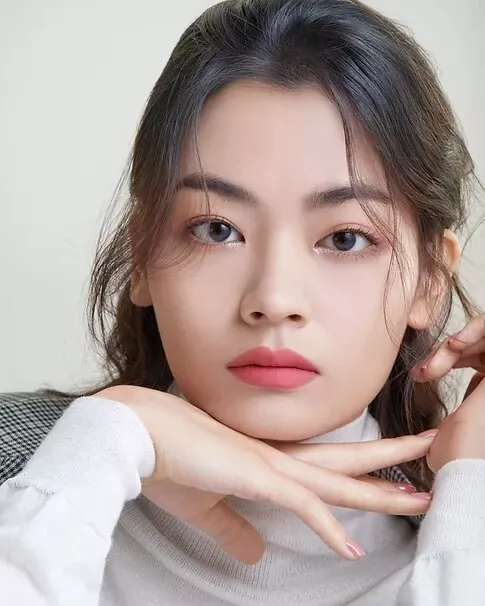 La modelo Hwang Jimin sorprende con su gran parecido a V de BTS