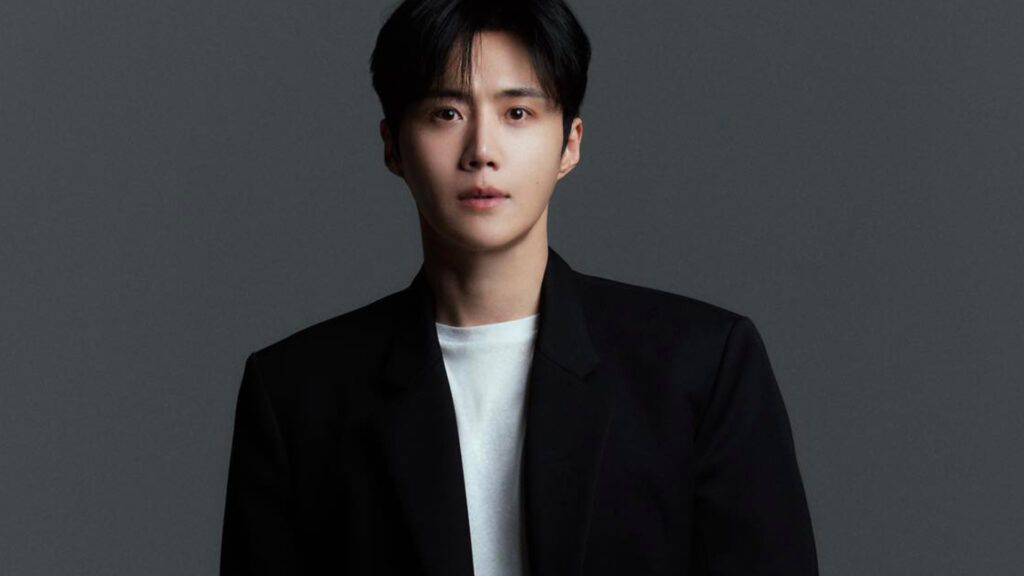 Kim Seon Ho firma nuevo contrato exclusivo bajo la agencia de Cha Eun Woo