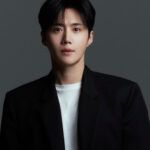 Kim Seon Ho firma nuevo contrato exclusivo bajo la agencia de Cha Eun Woo