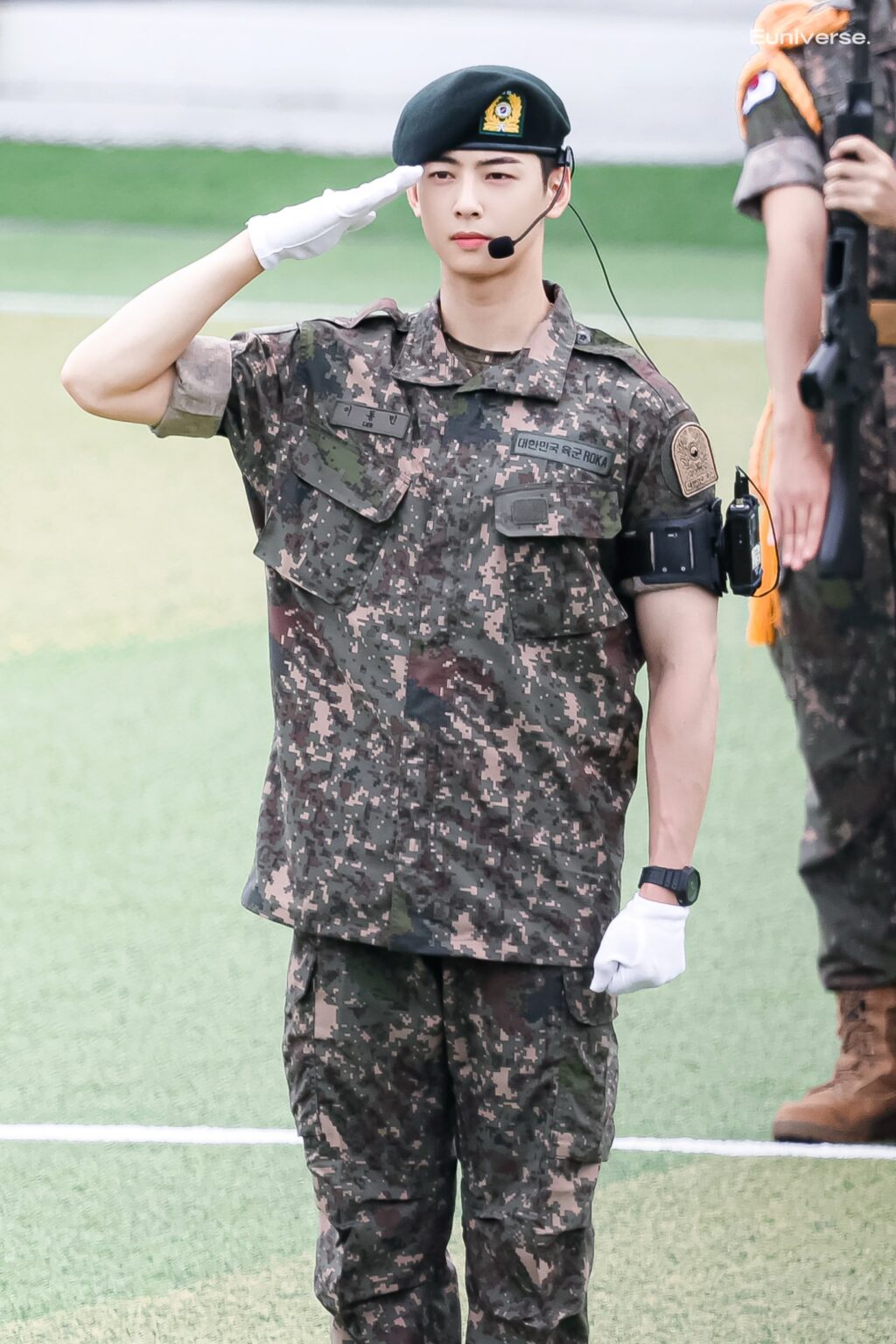 Cha Eun Woo participa de ceremonia de graduación militar
