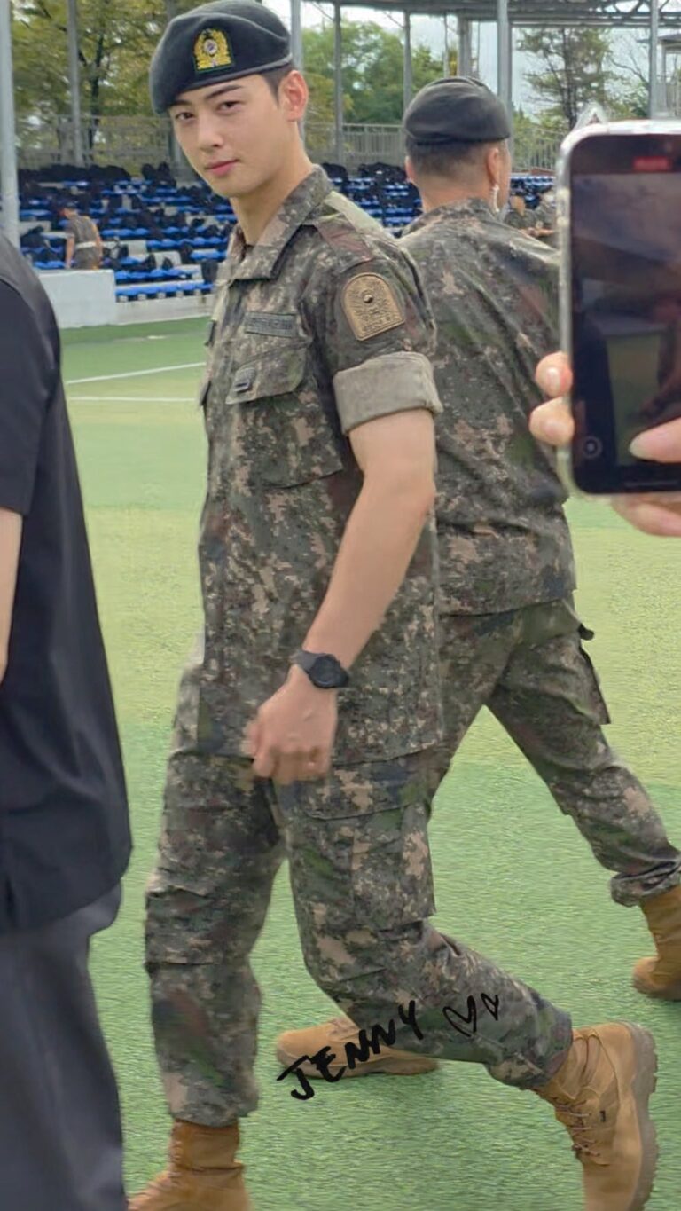 Cha Eun Woo participa de ceremonia de graduación militar