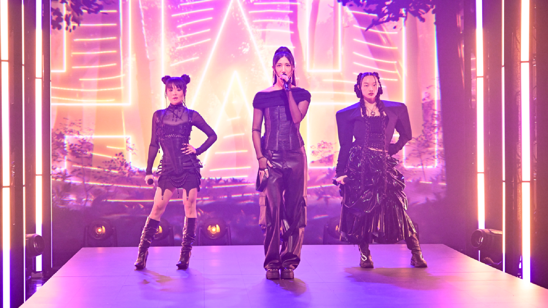 EJAE, Audrey Nuna y Rei Ami cantan por primera vez en vivo “Golden” de ...