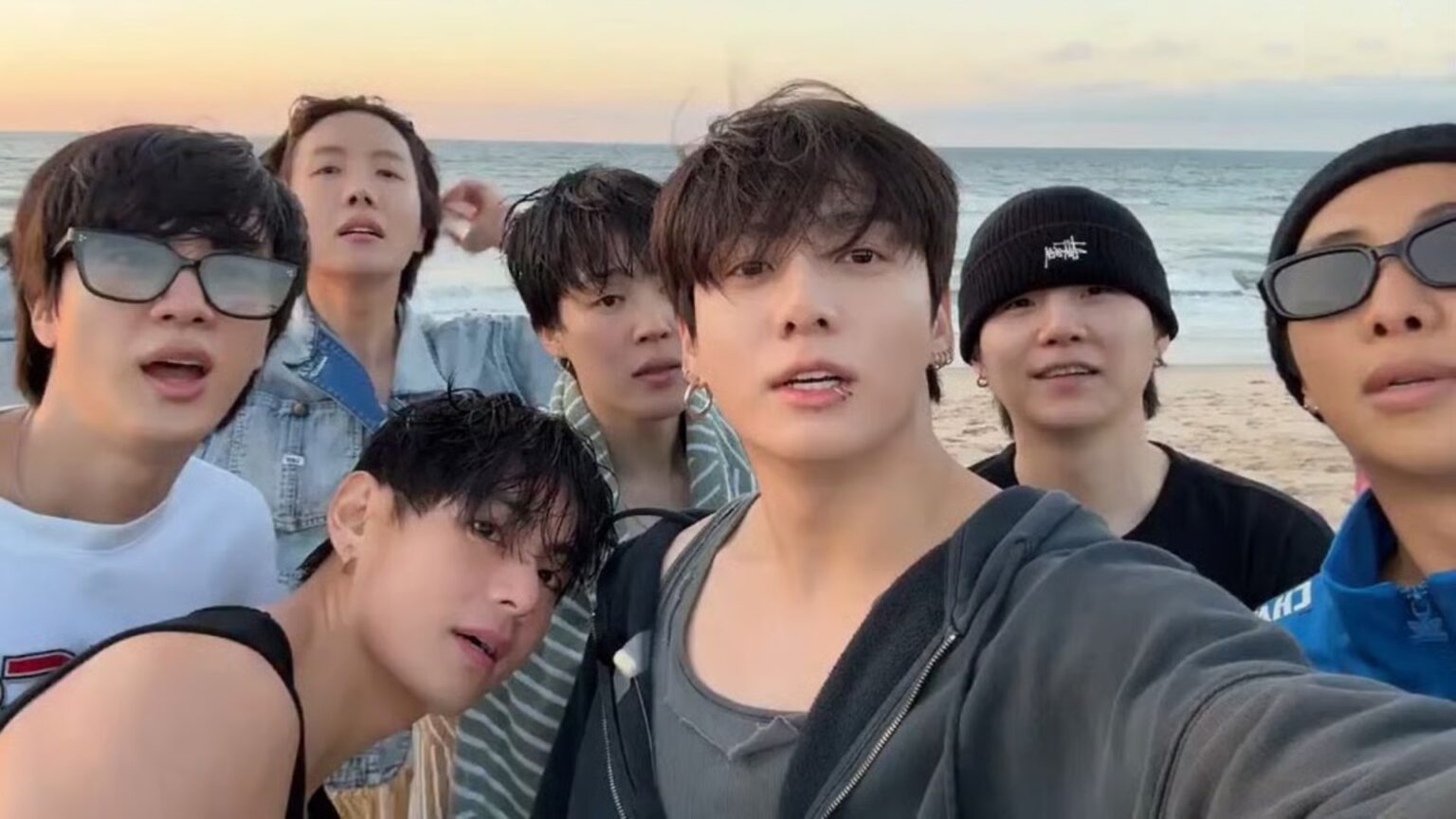 BTS anticipa su comeback compartiendo foto grupal en una sala de ensayo
